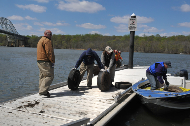 300 volunteers help remove trash from shore in River Sweep | Local News ...