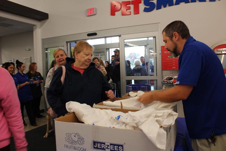 PetSmart grand opening draws a furry crowd | Business | cecildaily.com