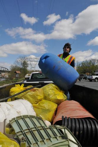 300 volunteers help remove trash from shore in River Sweep | Local News ...