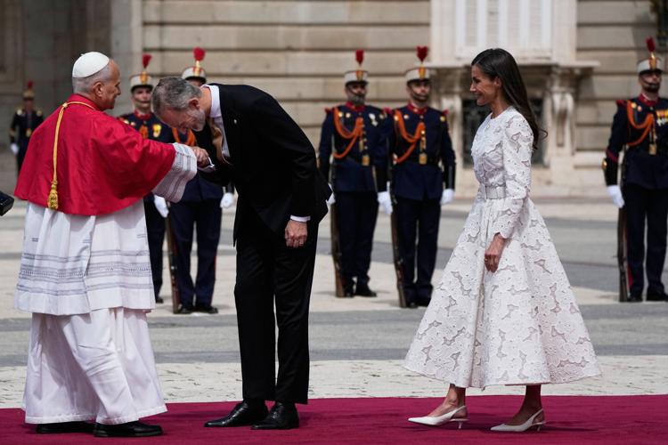 1 million turn out for pope's Mass in Spain and iconic procession along ...