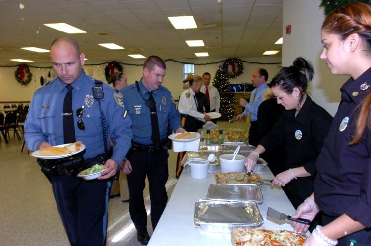 Olive Garden serves lunch to Elkton Police | Featured | cecildaily.com