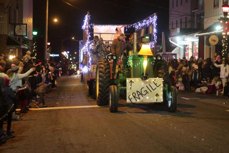 More than 90 decorated tractors roll in Rising Sun's annual Christmas ...