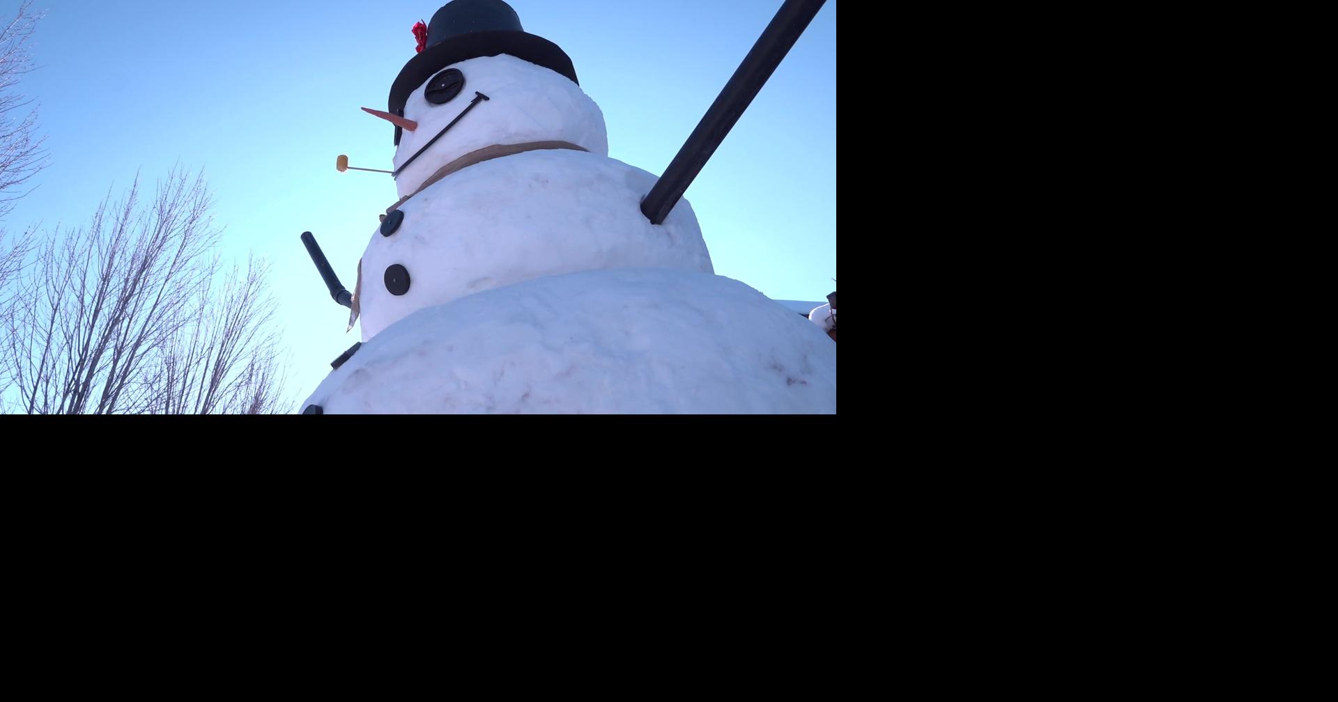 16-foot snowman draws visitors to Redmond family's front lawn | Central ...
