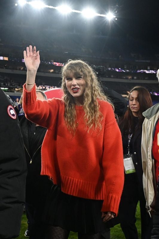 George Kittle jokes mom 'bullied' Taylor Swift into 2025 TEU ...