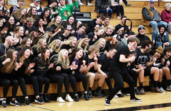 Razim's buzzer beater carries 'Dogs past Lakers | Schools | chetekalert.com