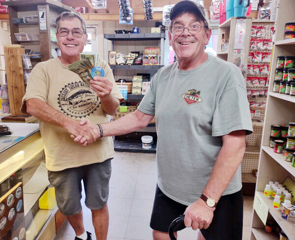 Two anglers cash in with $500 fish | Community News | chetekalert.com