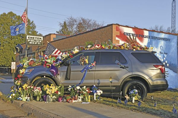Community offers tribute to slain officers | Free News | chetekalert.com