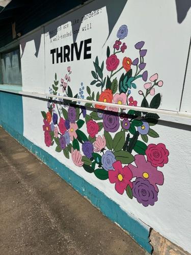 Slawson paints “Thrive” mural for Head Helping Homeless | News ...