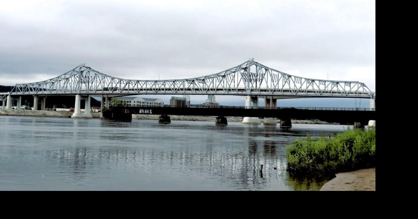 Minnesota turns off bridge lights to reduce mayfly hatch