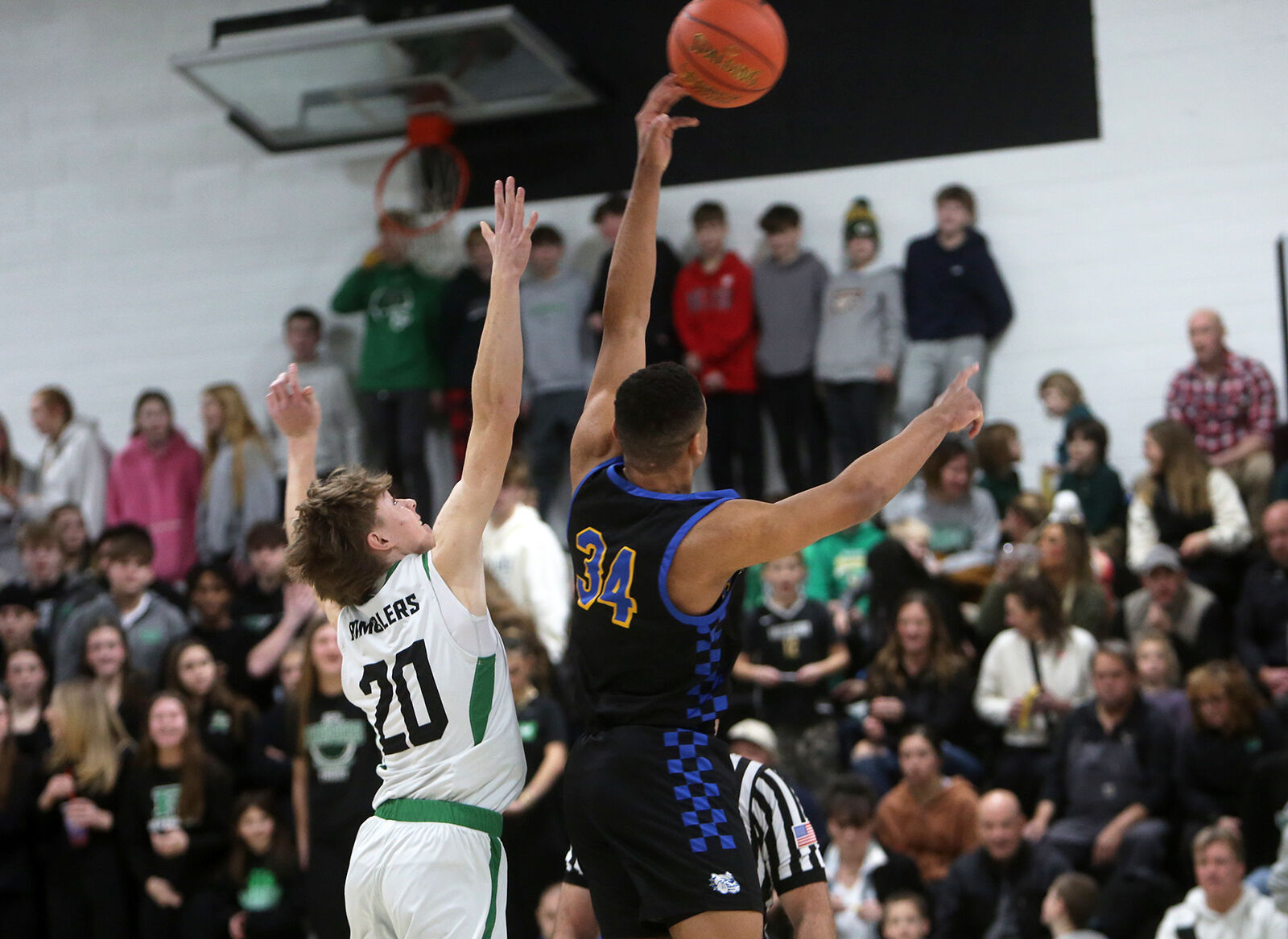 IN PHOTOS: McDonell boys basketball battles at Regis 1-9-26