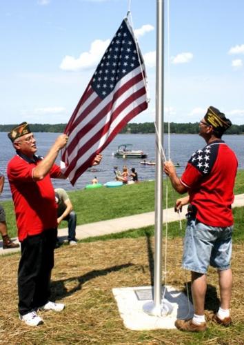 Vets donate flagpole for Ray’s Beach