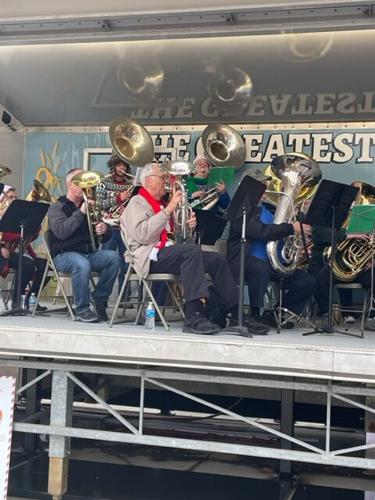 Tuba music, parade inspire Christmas spirit | News | circlevilleherald.com