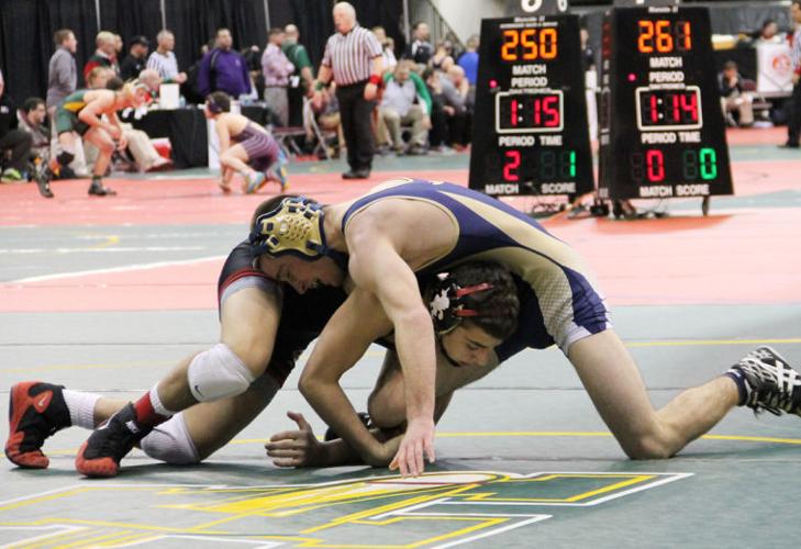 Seven wrestlers advance to second day | Sports | circlevilleherald.com