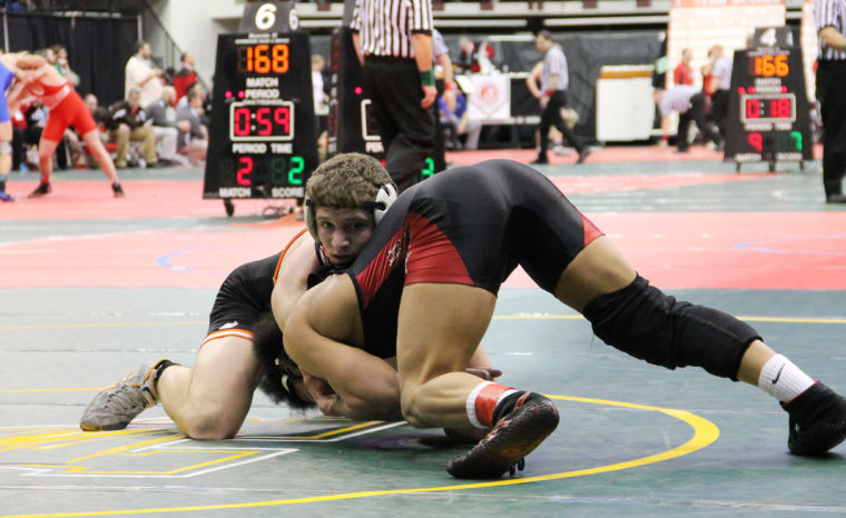 Seven wrestlers advance to second day | Sports | circlevilleherald.com