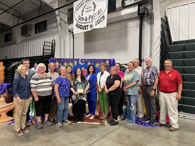 Lisa Hedrick named “Friend of 4-H” | News | circlevilleherald.com