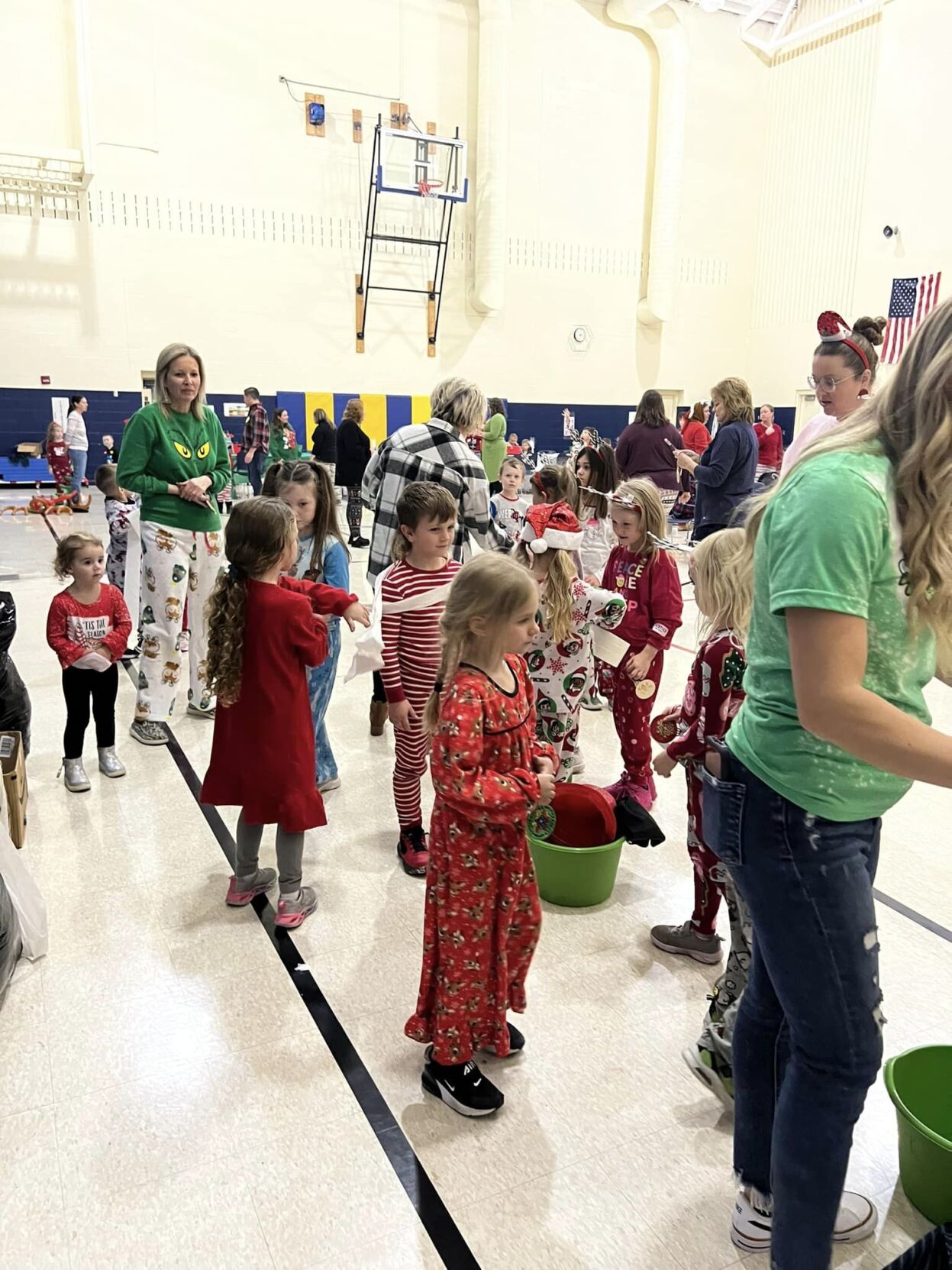 Santa Visits Walnut Elementary | News | circlevilleherald.com