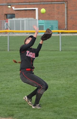 Tigers use key hits to edge Mustangs | Sports | circlevilleherald.com