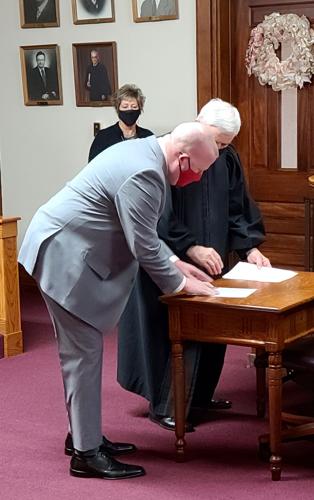 Hafey takes his oath | News | circlevilleherald.com