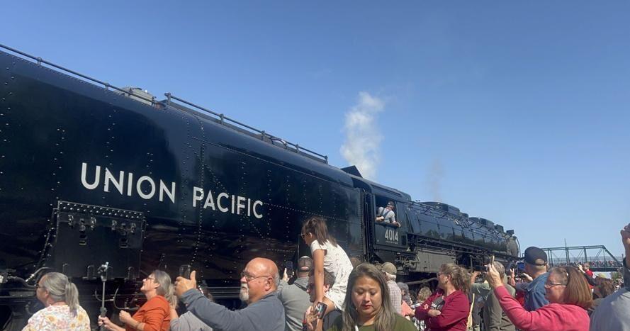 "Big Boy" the world's largest steam locomotive draws crowds across ...