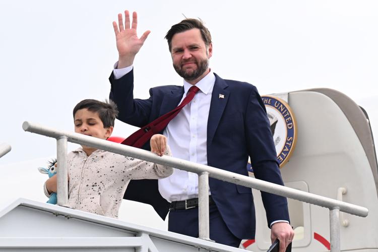 Vice President Vance woos Iowa Republican voters ahead of 2028 | Texas ...