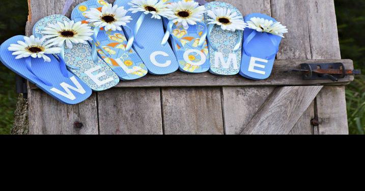 Using flip-flops, create a DIY summer welcome sign | Don't Miss This ...