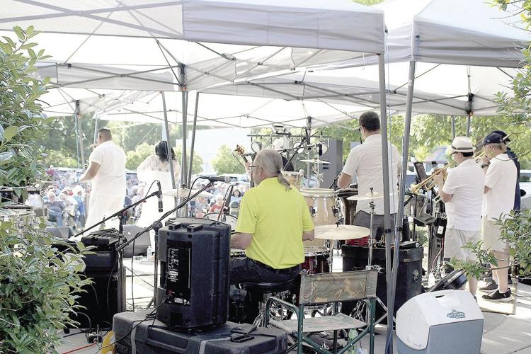Clevelanders sit down and get down at first Friday Festival concert ...