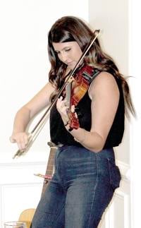 Hollis sings songs of heartbreak, speaks of faith and resilience | News ...