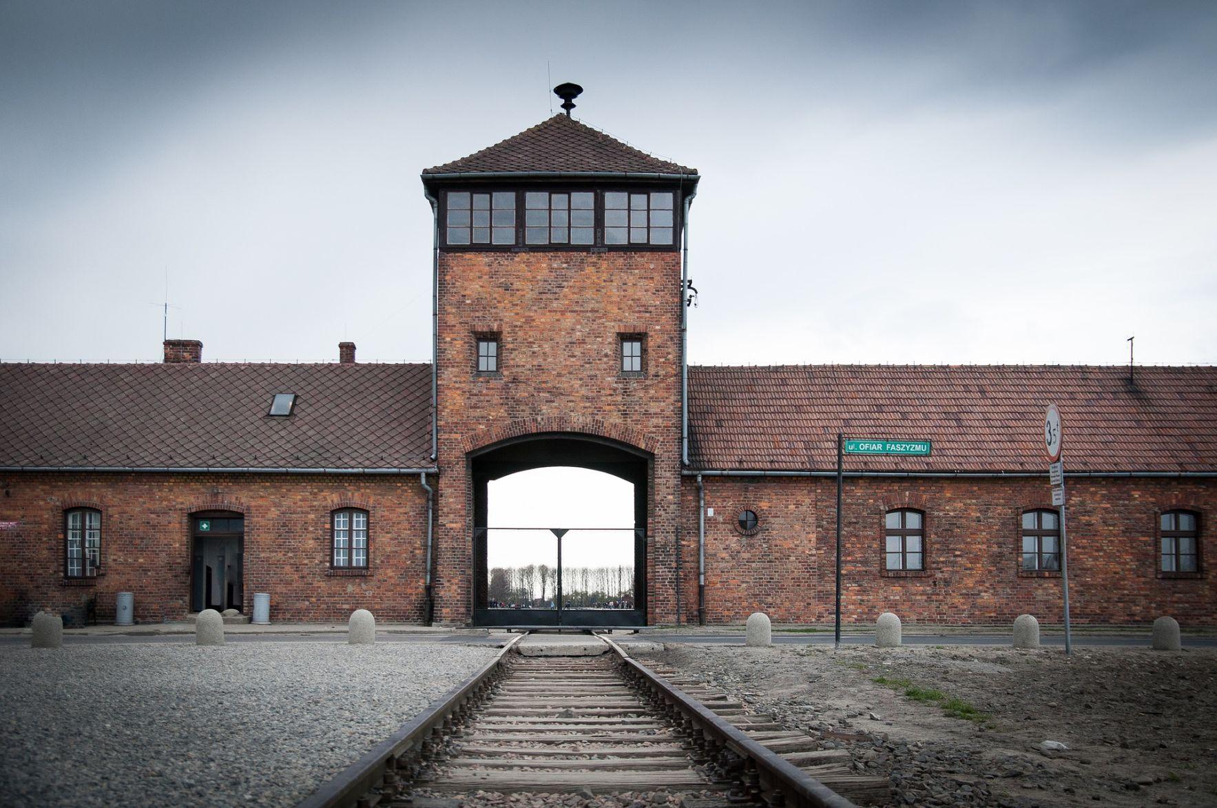 Auschwitz museum says preserved historic site is different from statues ...