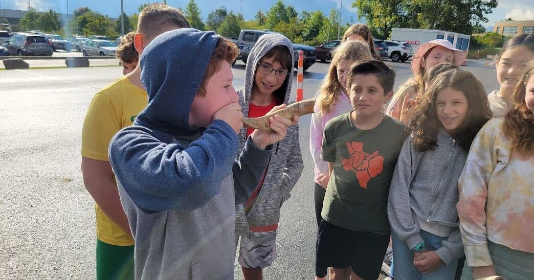 Eldad Glasner is blowing the shofar around him, Ari Mellor, Beatrice ...