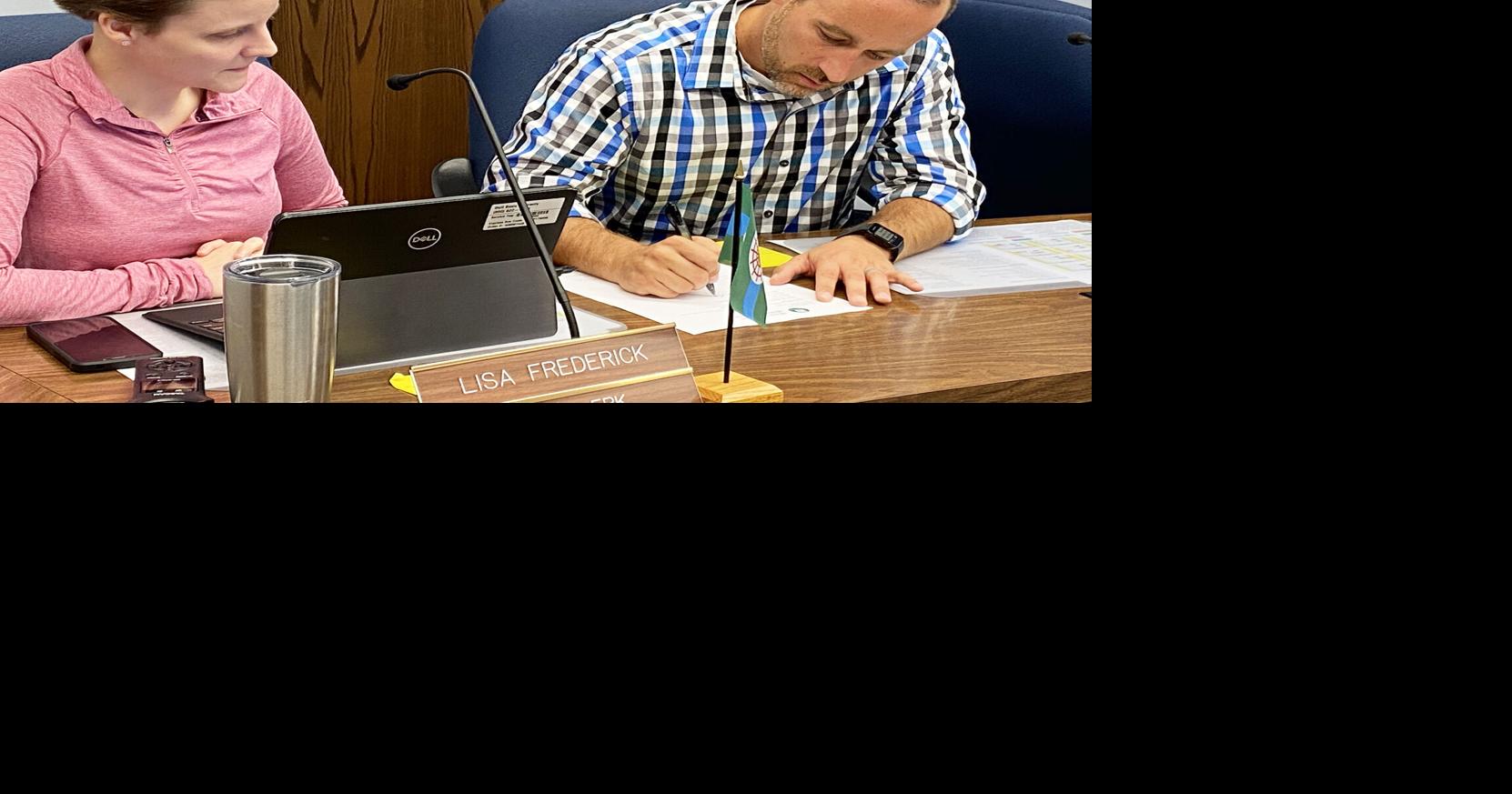 Clinton mayor signs on as a 'Mayor for Peace' | Local News ...