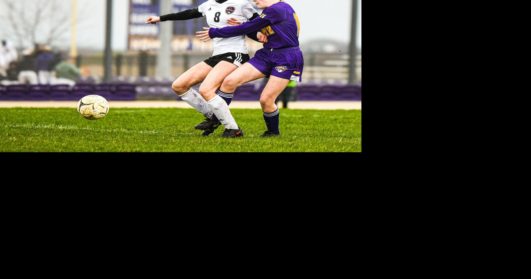 Queens win muddy MAC brawl in DeWitt | Sports | clintonherald.com