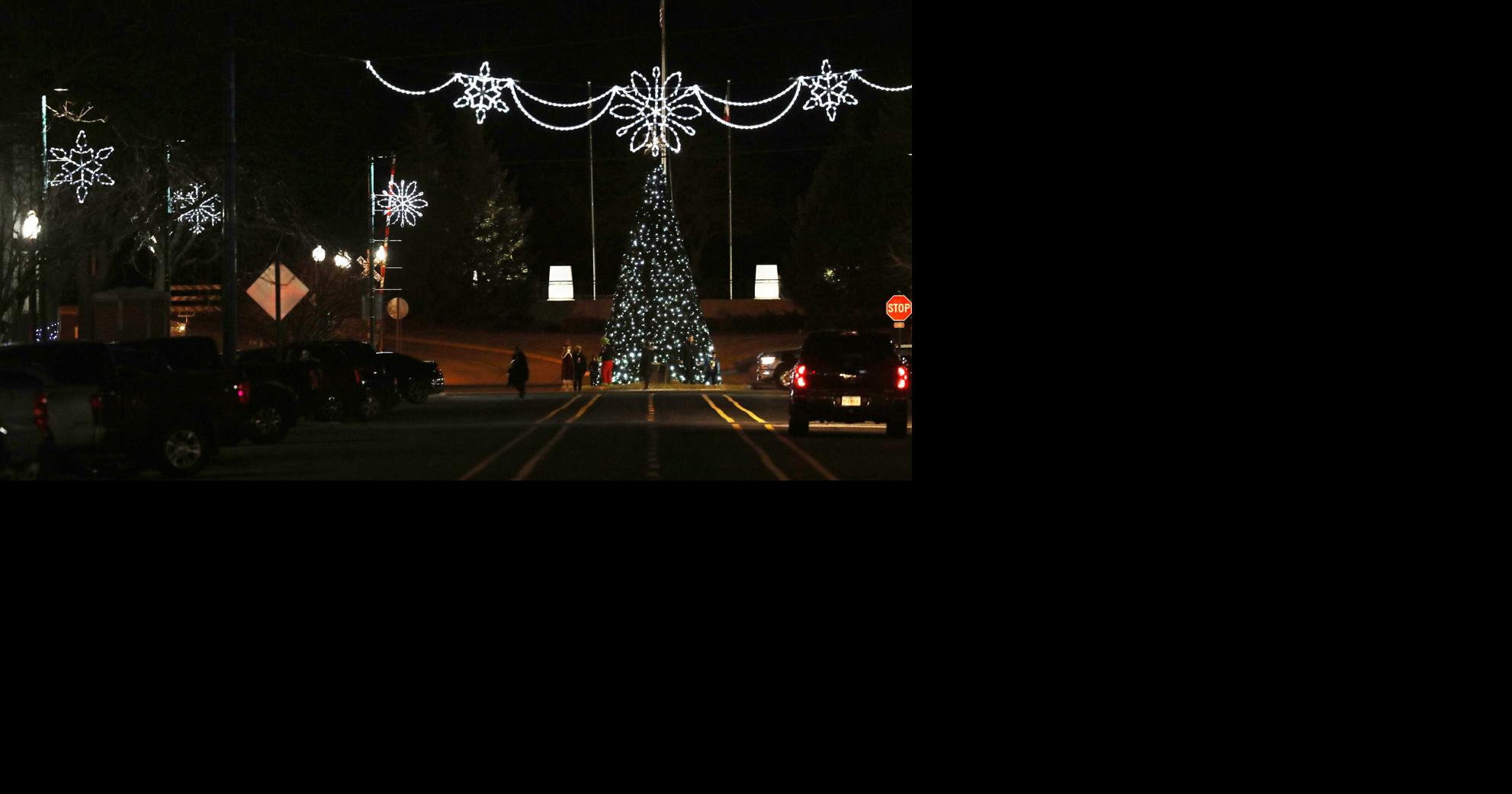 Christmas lights brighten Gateway area | Local News | clintonherald.com