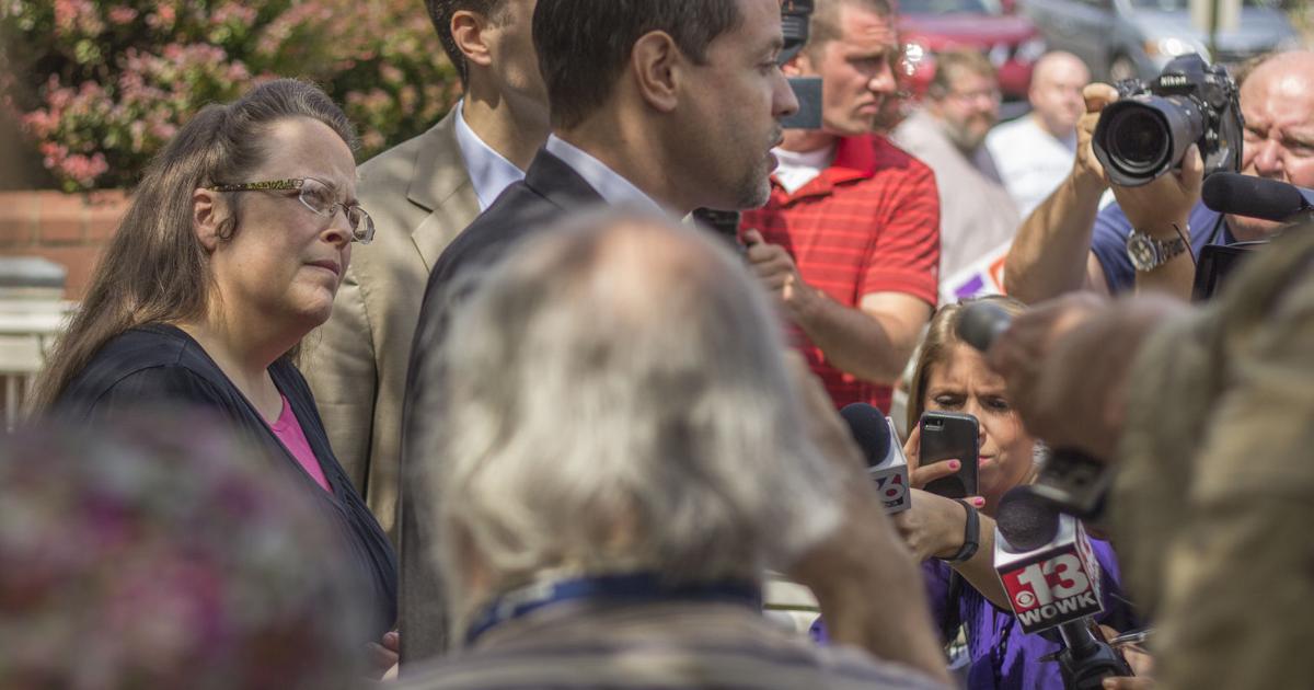 Despite Judges Order Kentucky County Clerk Refuses To Issue Same Sex