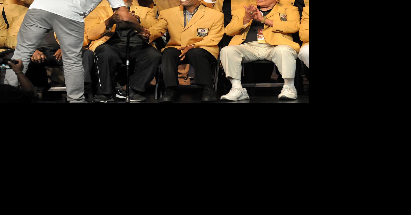 Battling dementia, Bears’ Gale Sayers returns to Pro Football Hall of ...