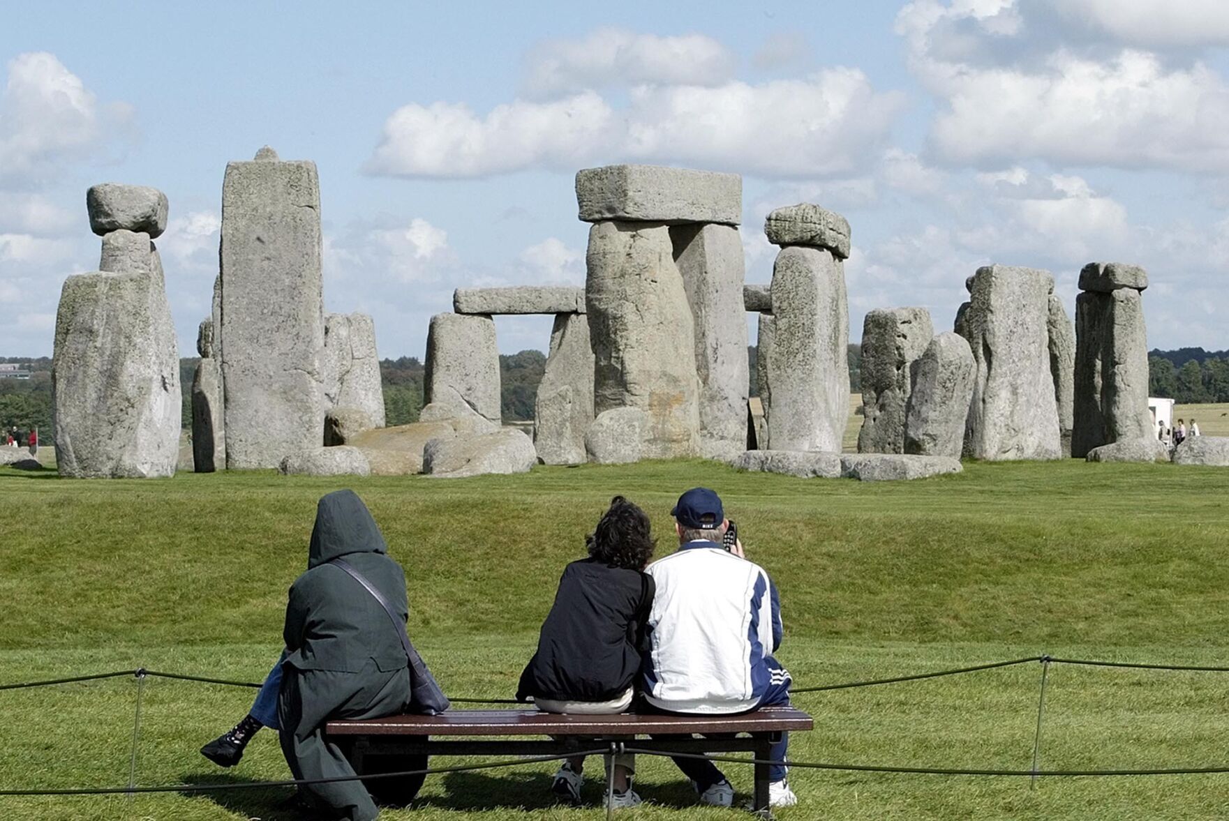 Thousands greet sunrise on winter solstice at Stonehenge