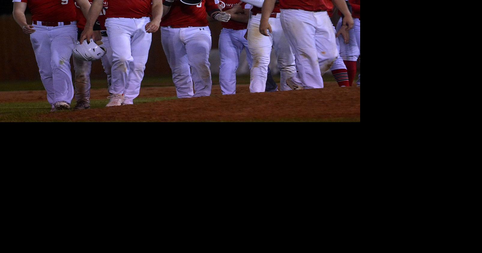 Lavicky's hit gives Reds wild 8-7 win
