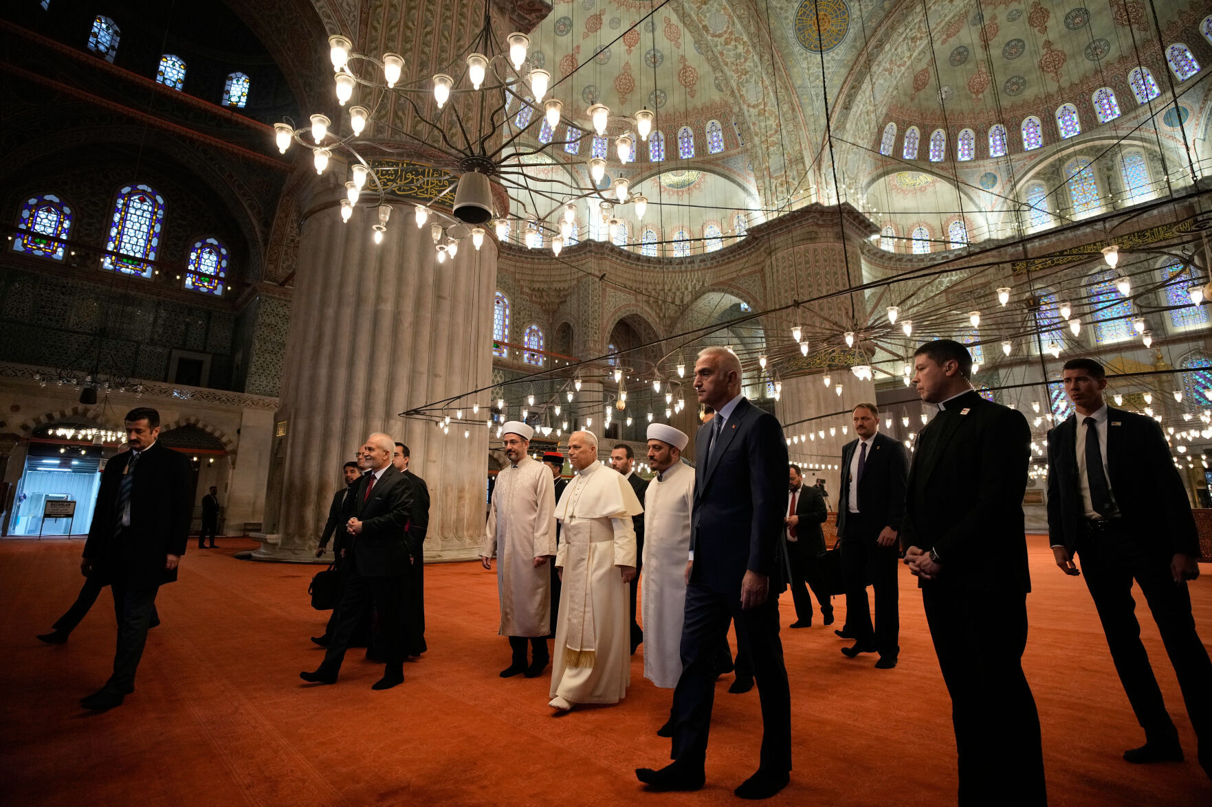 Pope visits Istanbul's Blue Mosque without praying