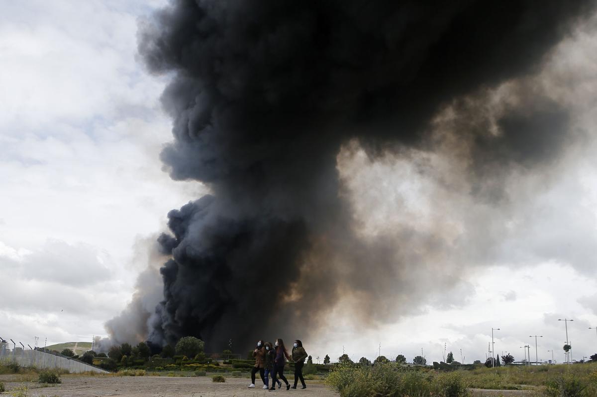 Photos: Raging tire dump fire forces 9,000 from their homes | World ...