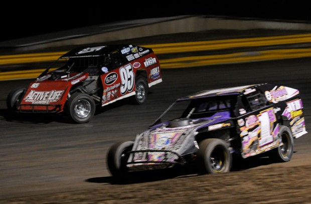 Roth avoids chaos to take checkers