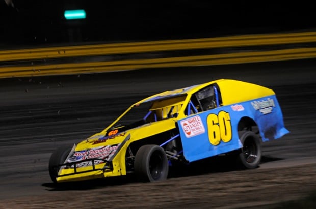 Roth avoids chaos to take checkers