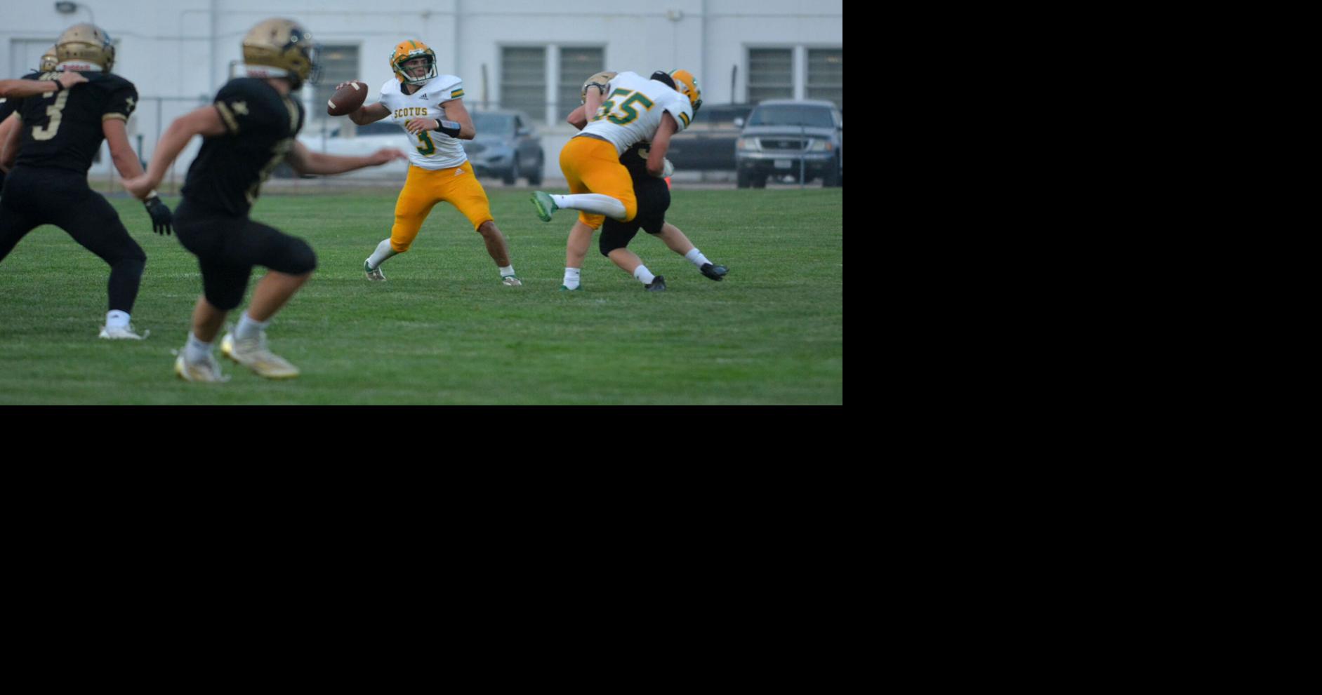 Cielocha's four touchdowns, stingy defense leads to third straight win