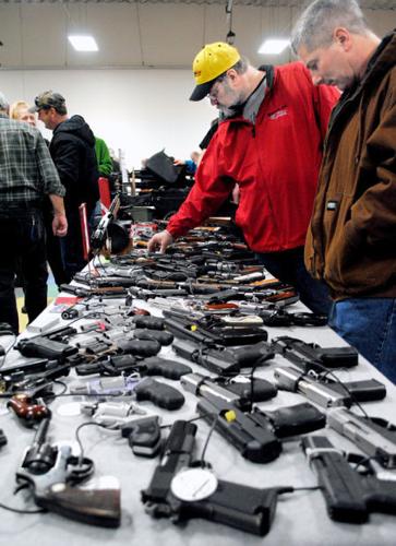 Gun show attracts a crowd