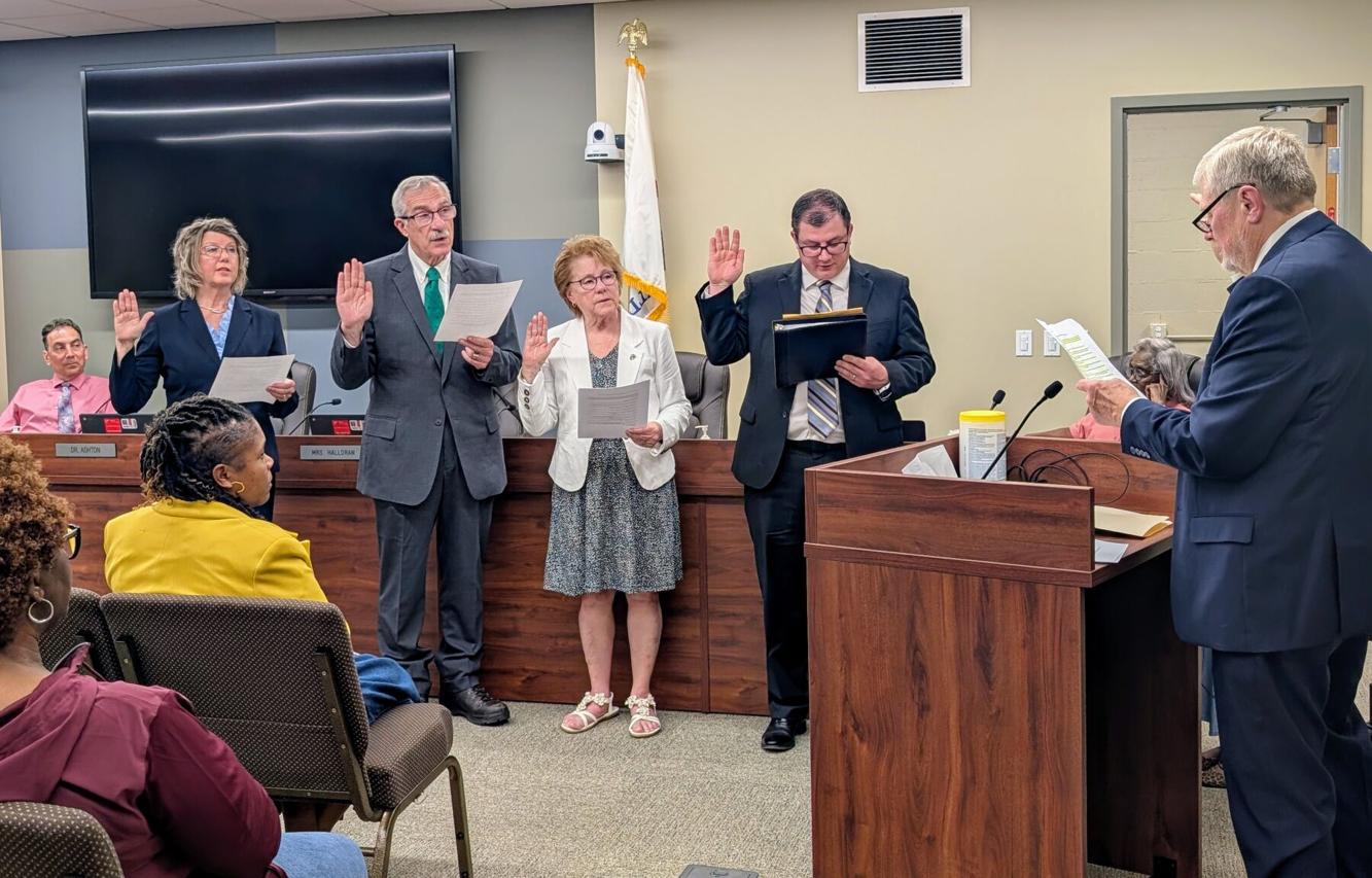 New D118 board members sworn in, president and vice president chosen ...