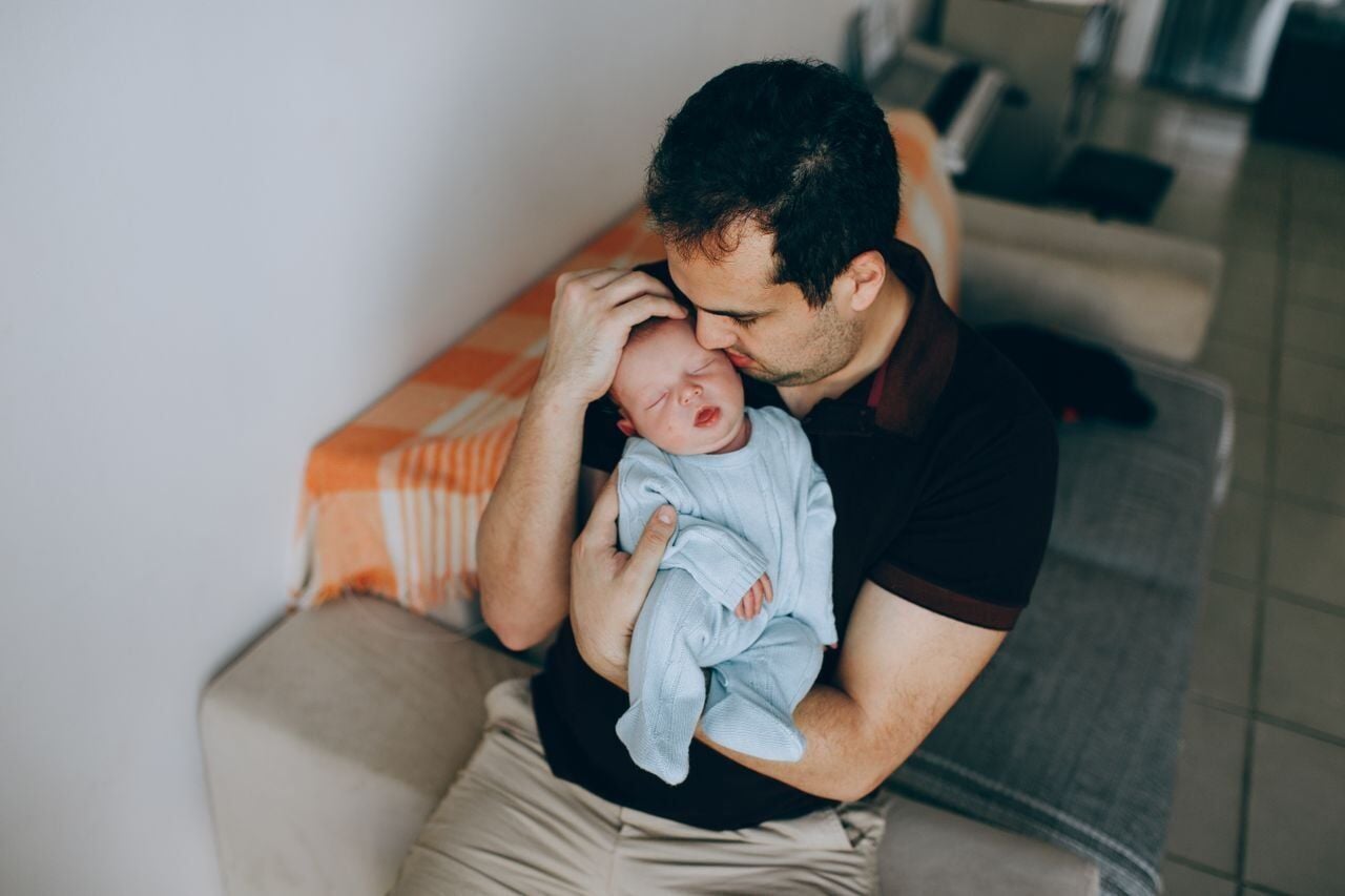 New dads who take longer parental leave less likely to suffer ...