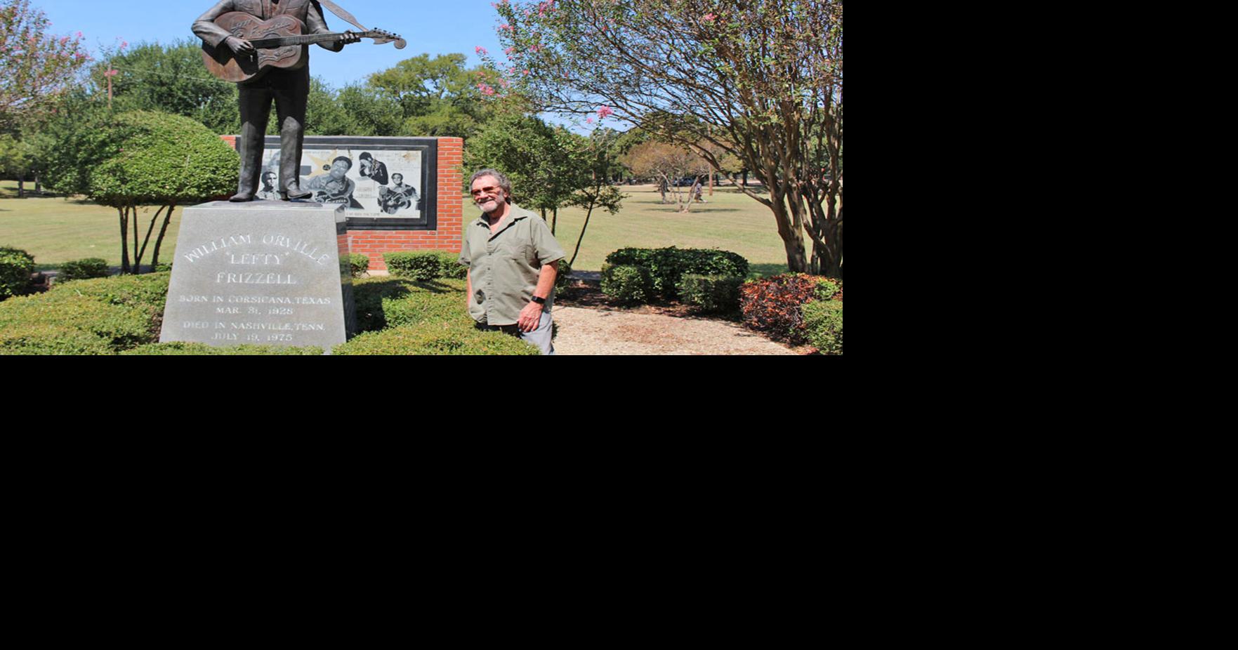 Frizzell visits brother’s statue | News | corsicanadailysun.com