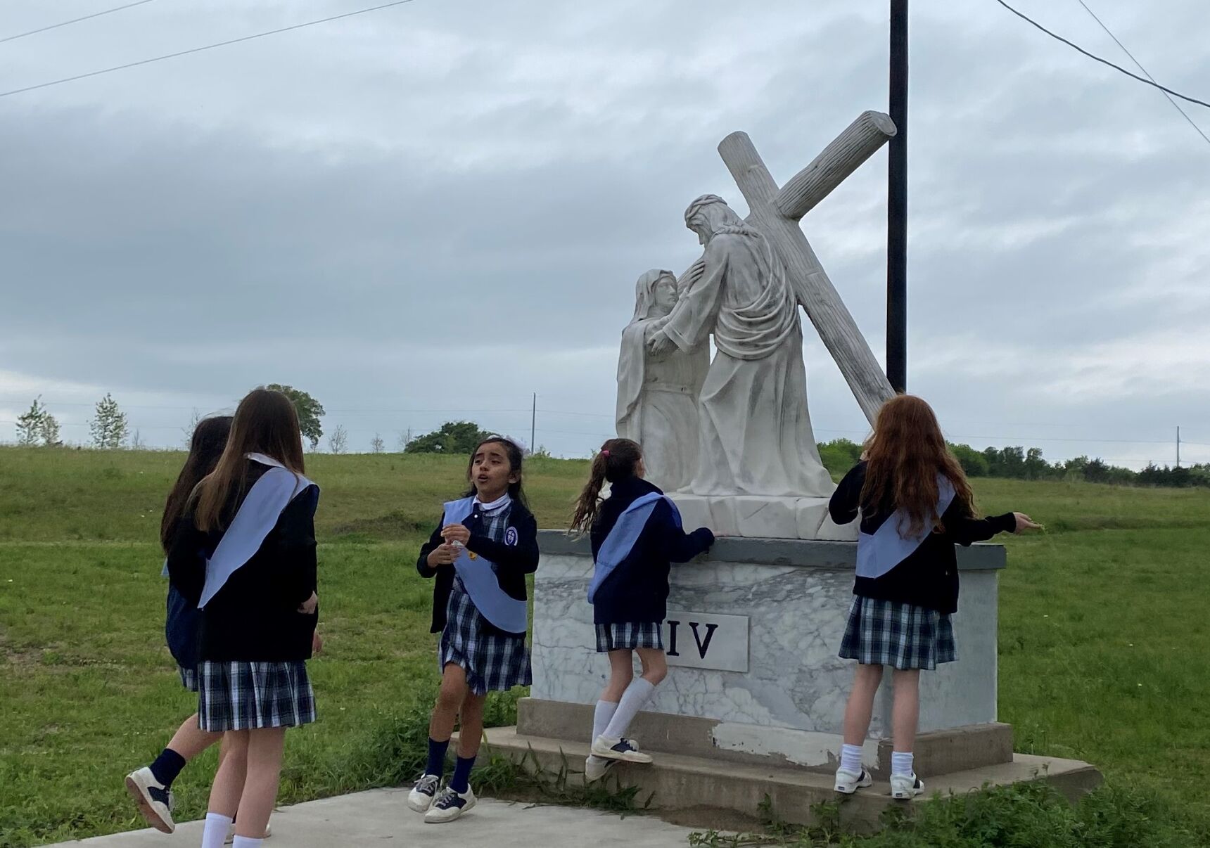 Catholic school girls visit monastery | News | corsicanadailysun.com