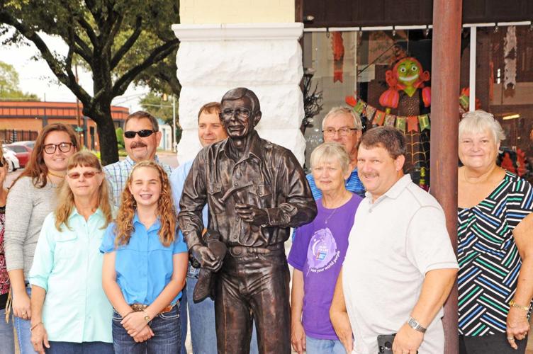 Family unveils Wesley Green statue | News | corsicanadailysun.com