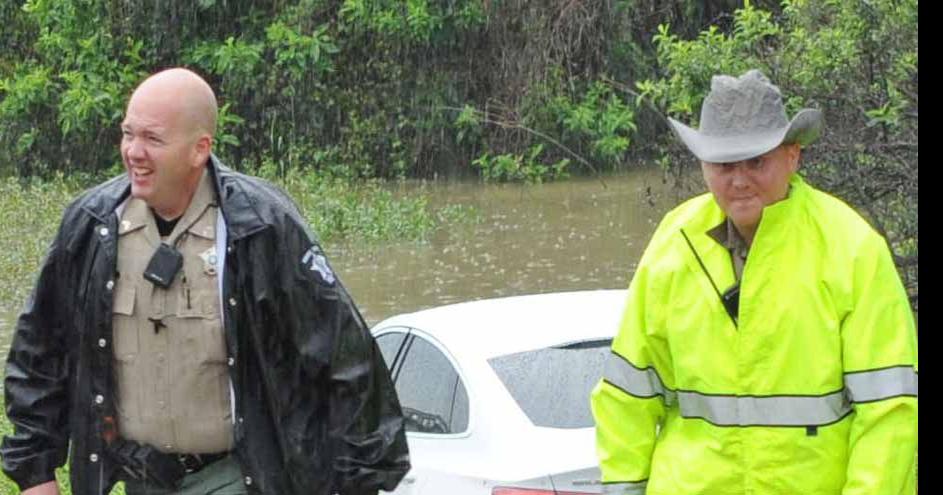 NCSO Cpl. Lewis pulls man from submerged car | News | corsicanadailysun.com