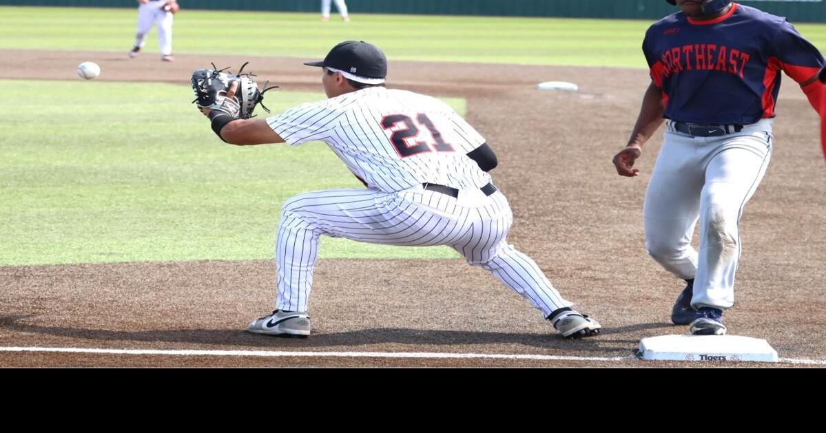 Navarro Baseball: Bulldogs split doubleheader in Tyler, cling to first ...