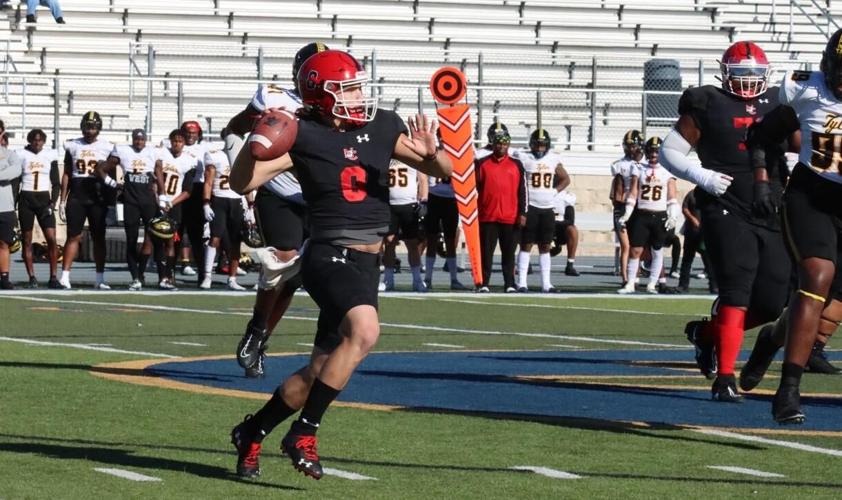 Navarro Football: Bulldogs nail down No. 3 seed in playoffs with win ...